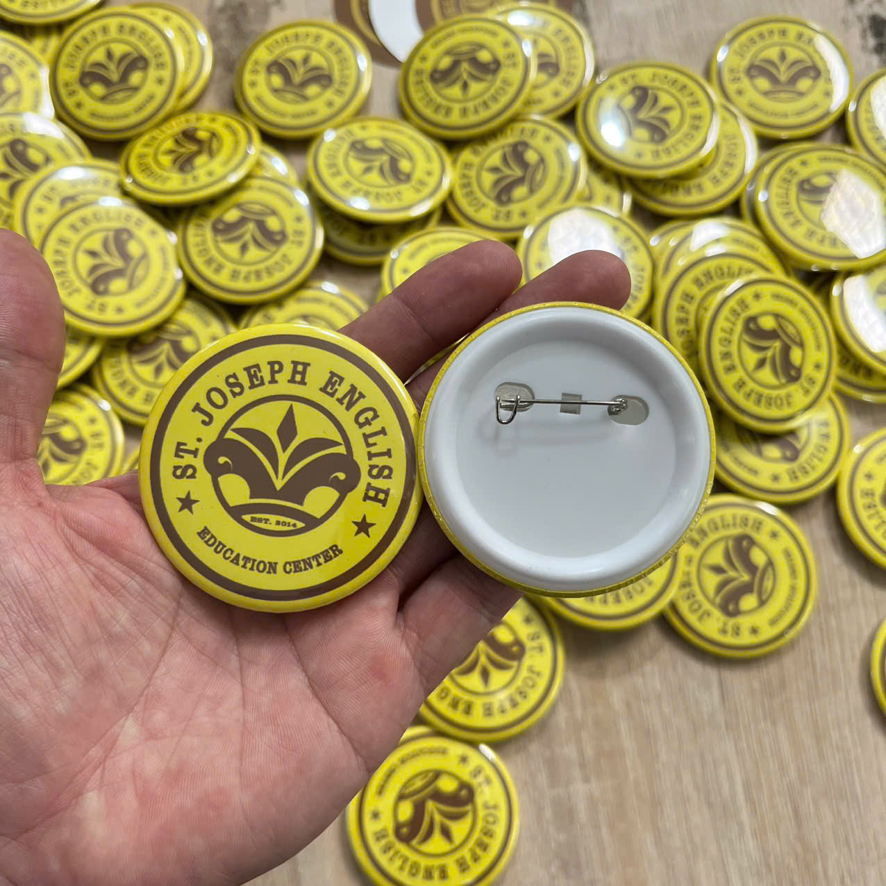 Huy hiệu nhựa - Sticker cài áo sản xuất theo đơn đặt hàng - Xưởng sản ...